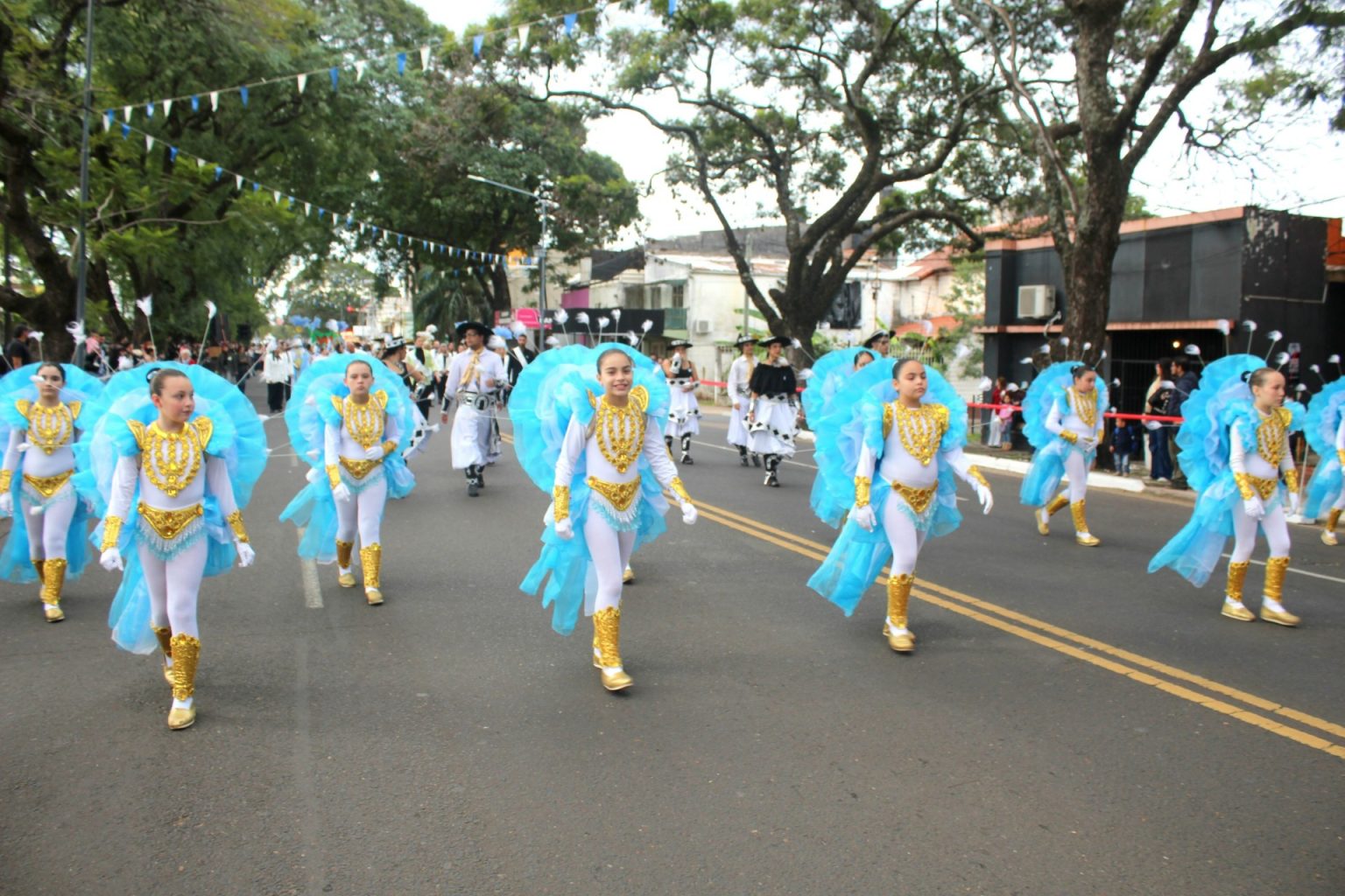 Comparsa Emperatriz en el desfile del 25 de Mayo: cultura y fervor ...